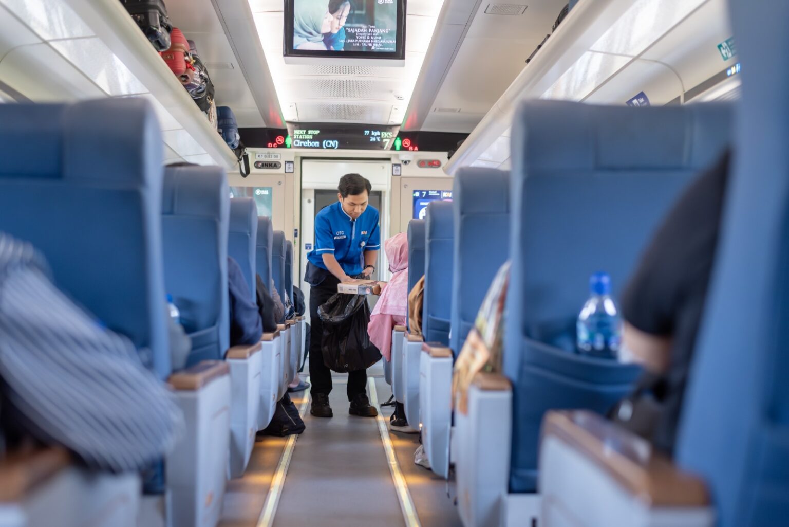 Adi, Petugas OTC KAI Services Viral Berkat Aksi Sigapnya Membantu ...