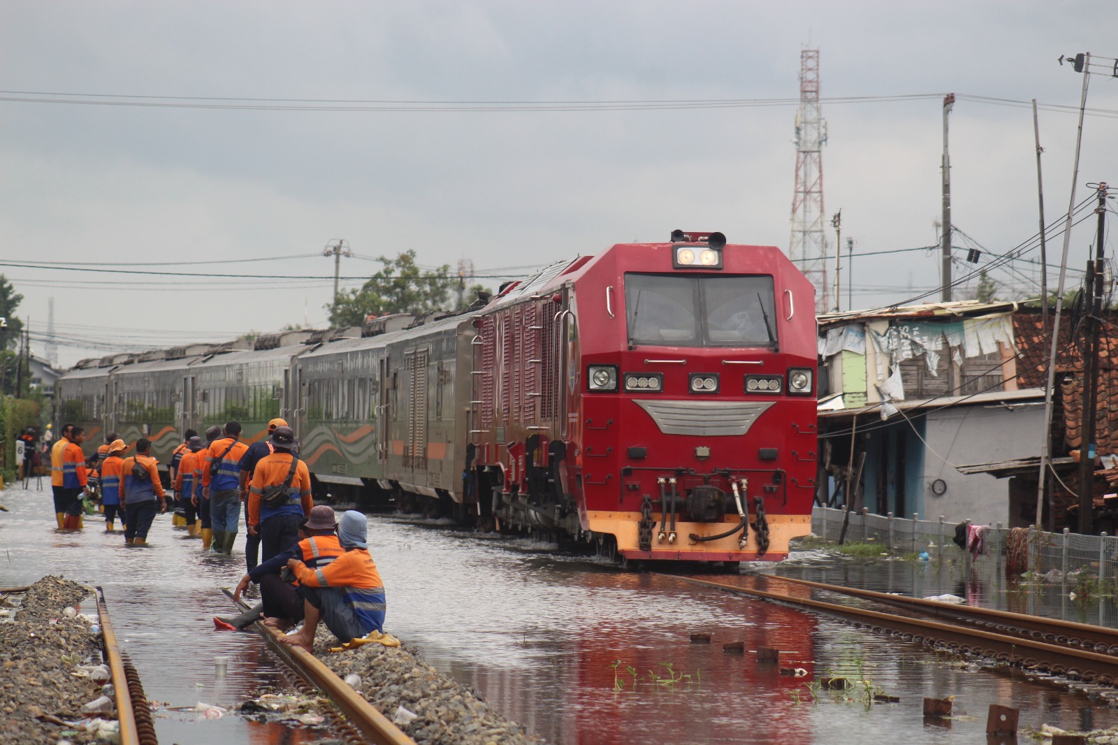 KAI: Area Banjir Pekalongan Dapat Dilalui dengan Pembatasan 30 Km/Jam ...